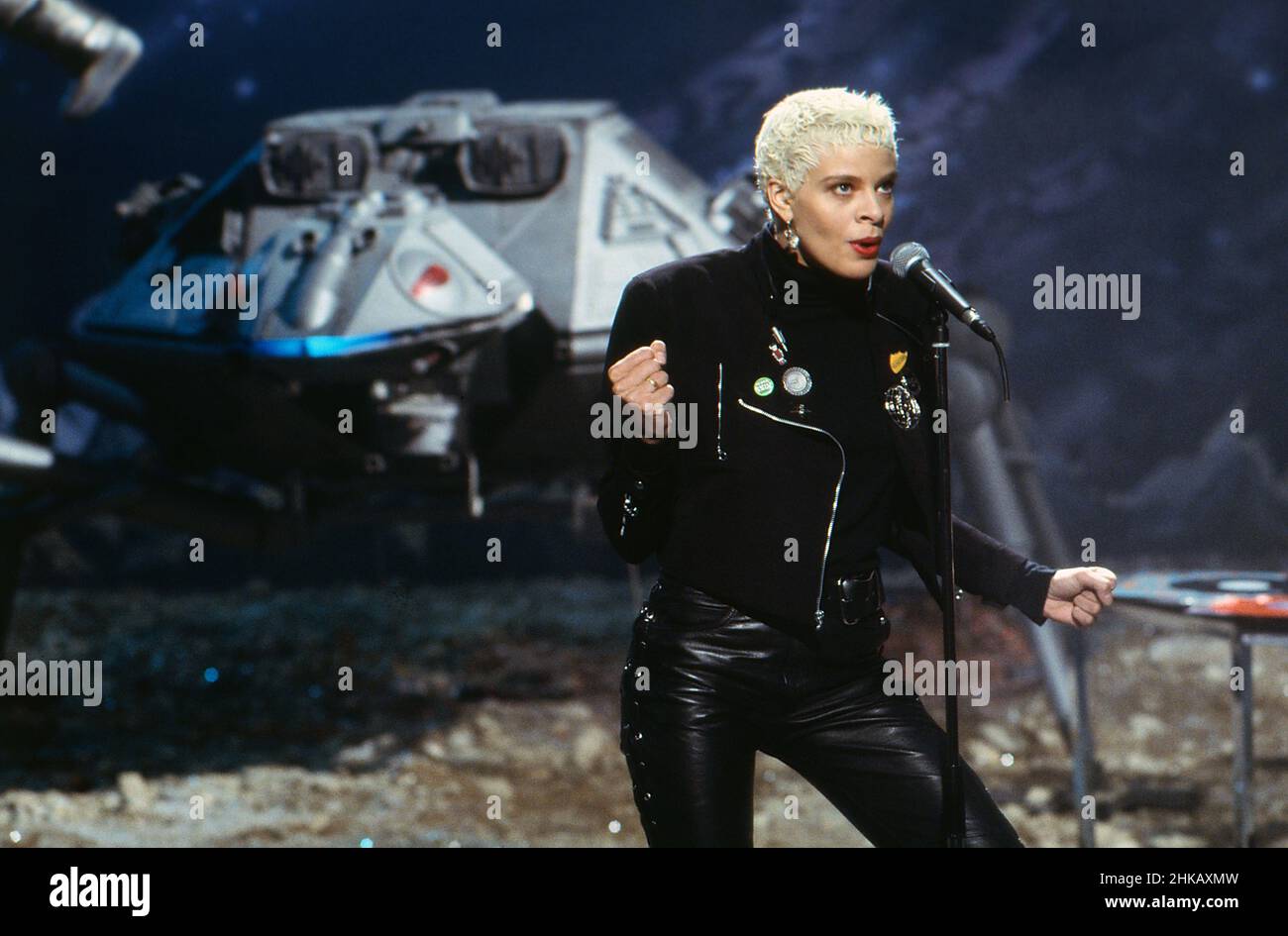 Sängerin Yazz mit Band "And the Plastic Population", performt ihren Hit ...