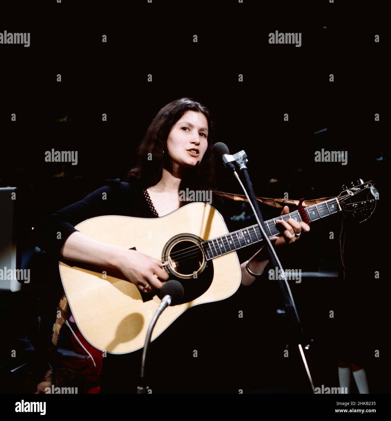 Jasmine Bonnin, deutsche Sängerin und Liedermacherin, im Bild mit ...