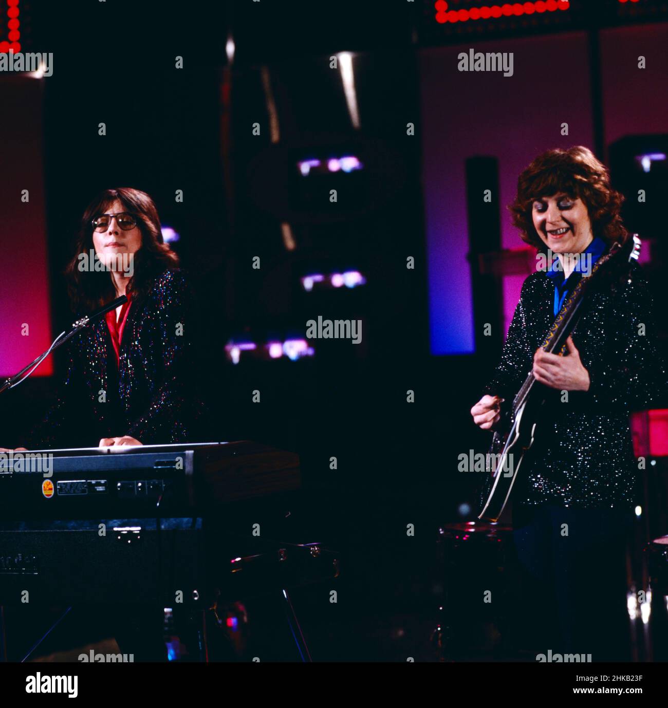 Susan Fassbender, links, englische Pop und New Wave Musikerin, singt ...