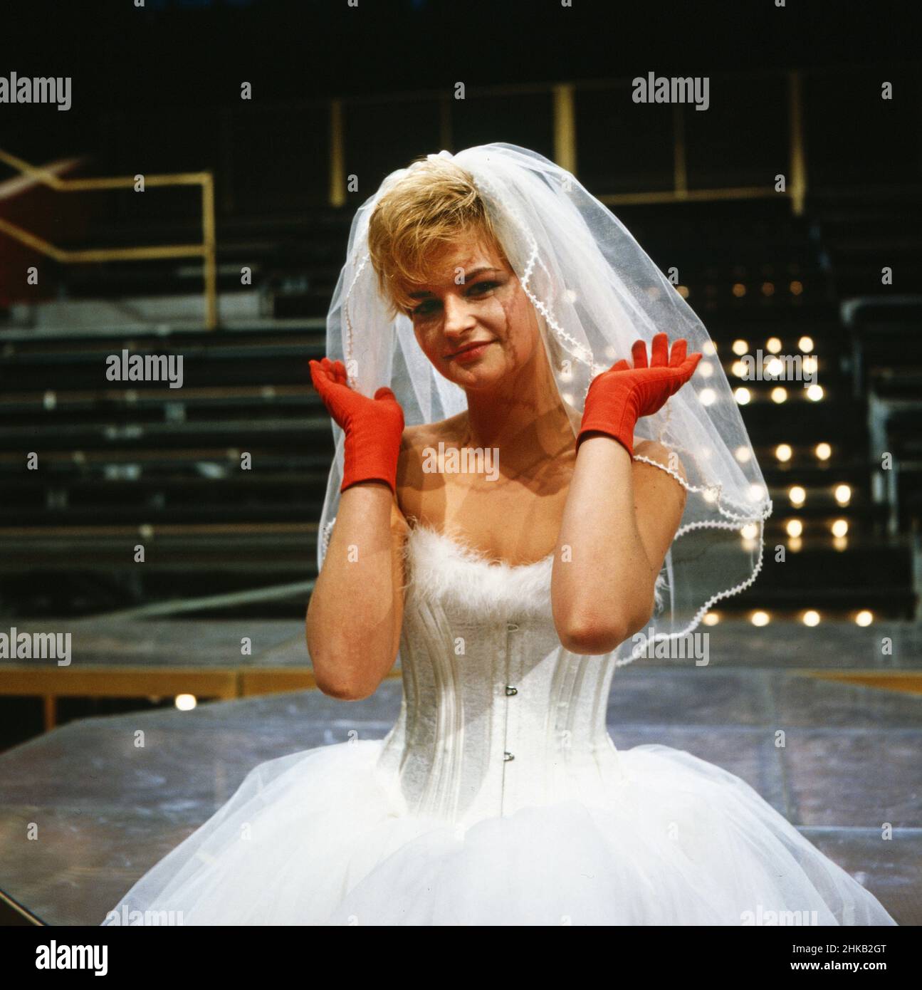 Franziska Menke, aka Frl Menke, singt im Brautkleid ihren Song ...