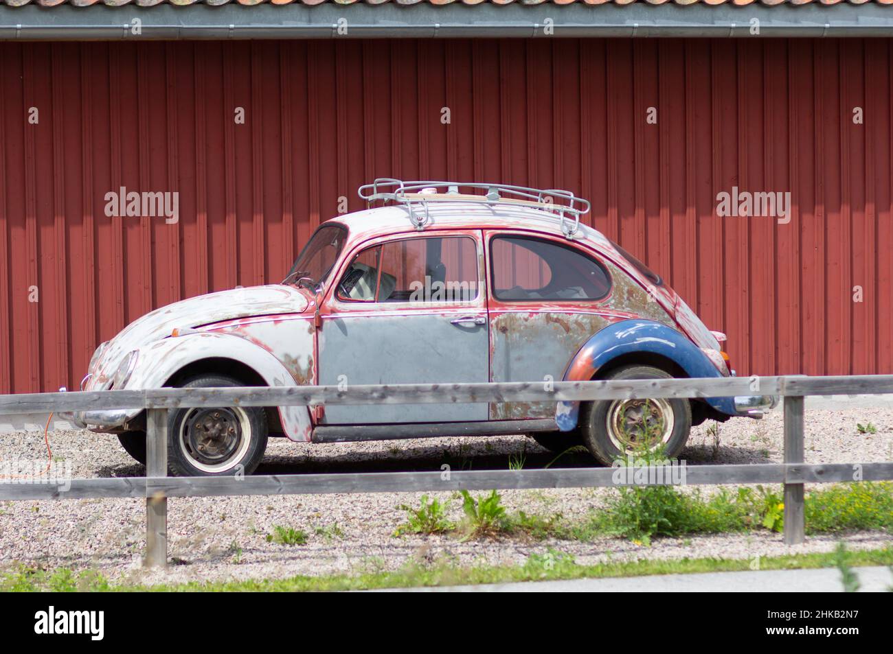 Retro and old shabby car behind fence Stock Photo - Alamy