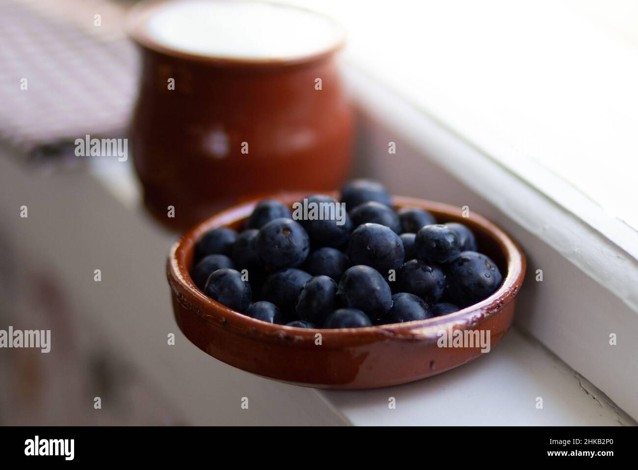 Fresh blueberries in brown clay pot Stock Photo - Alamy