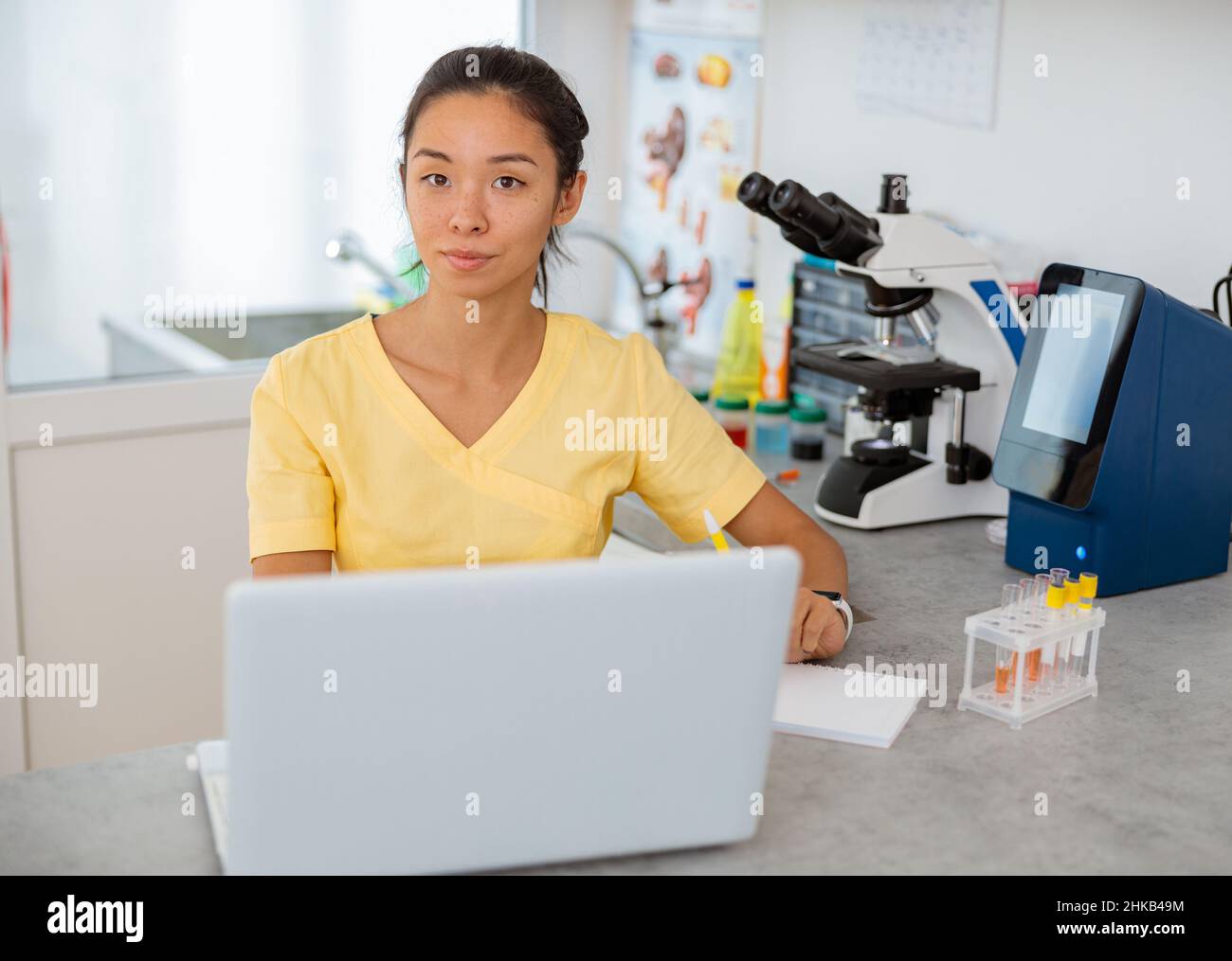 Female veterinarian assistant hi-res stock photography and images - Alamy
