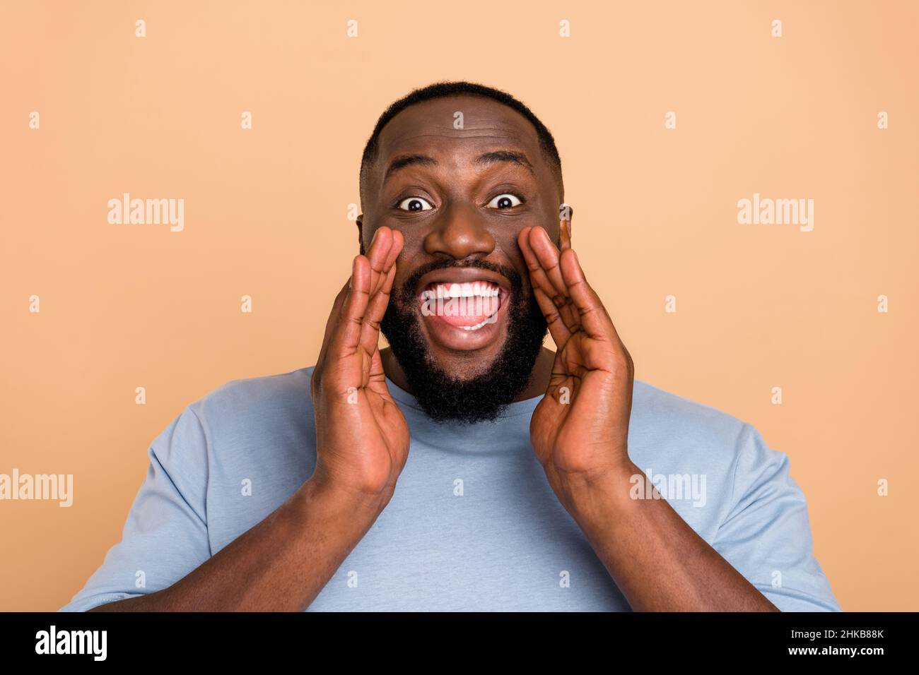 Portrait of attractive cheerful guy saying ad new novelty message ...
