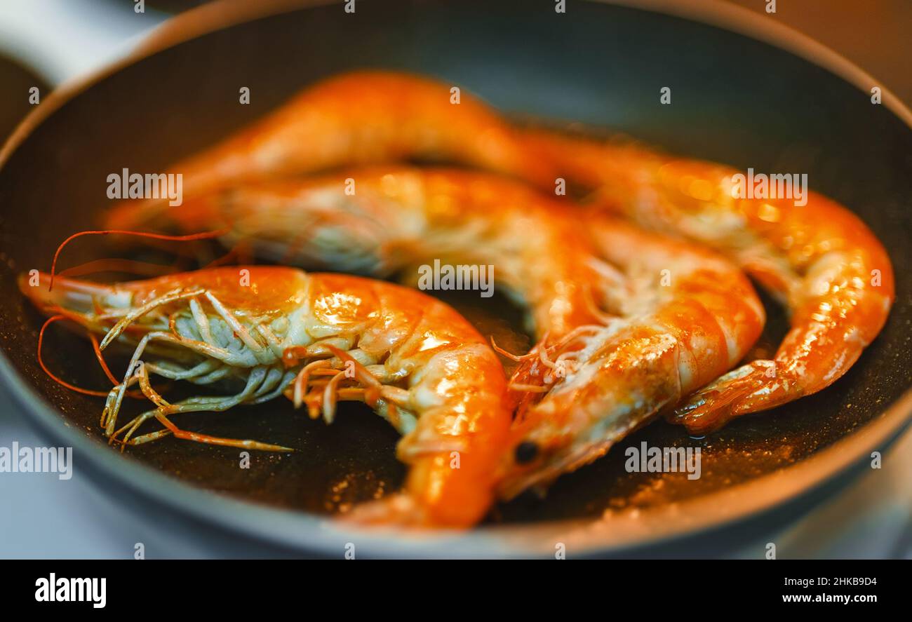 Cooking king prawns in a pan Stock Photo - Alamy