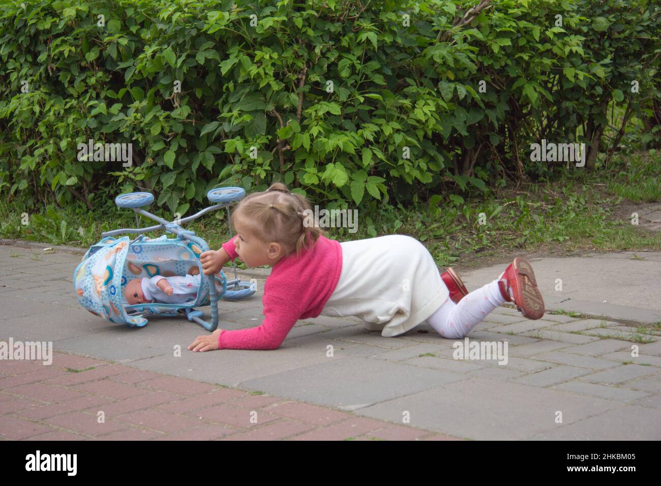 Girl fell down hi-res stock photography and images - Alamy