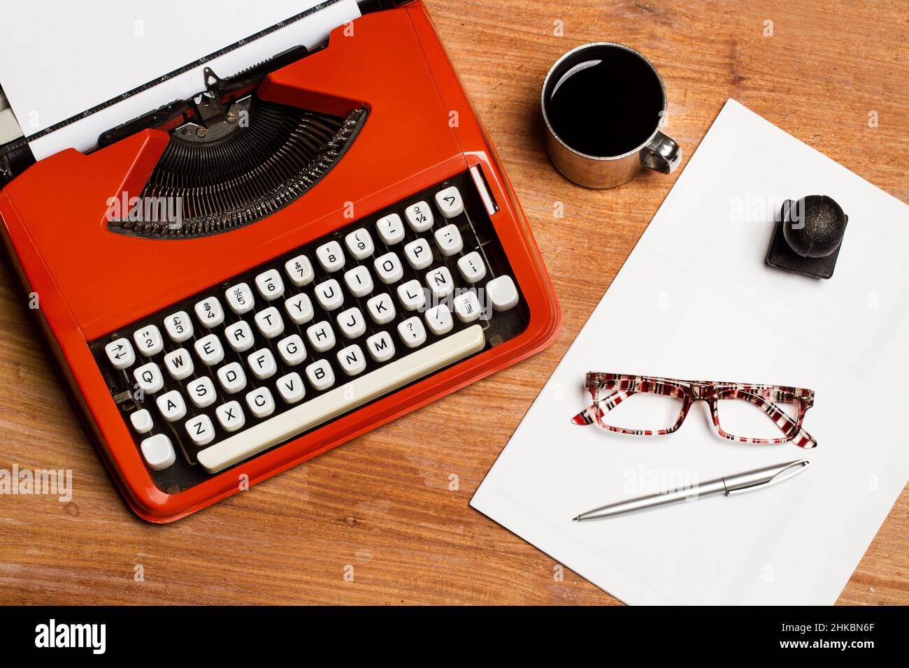 Typewriter coffee cup desk hi-res stock photography and images - Alamy