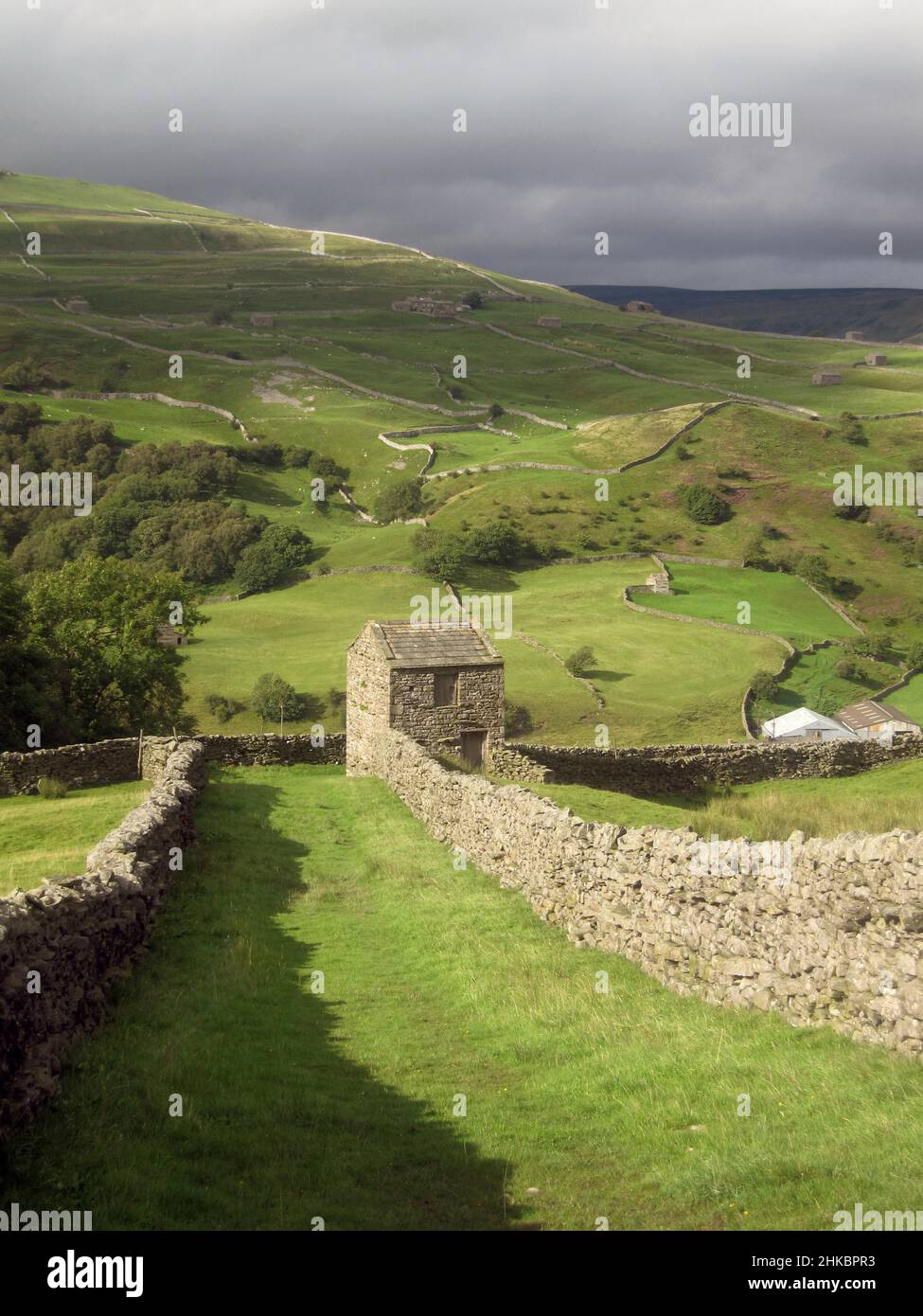 Dry stone wall and farm building hi-res stock photography and images ...