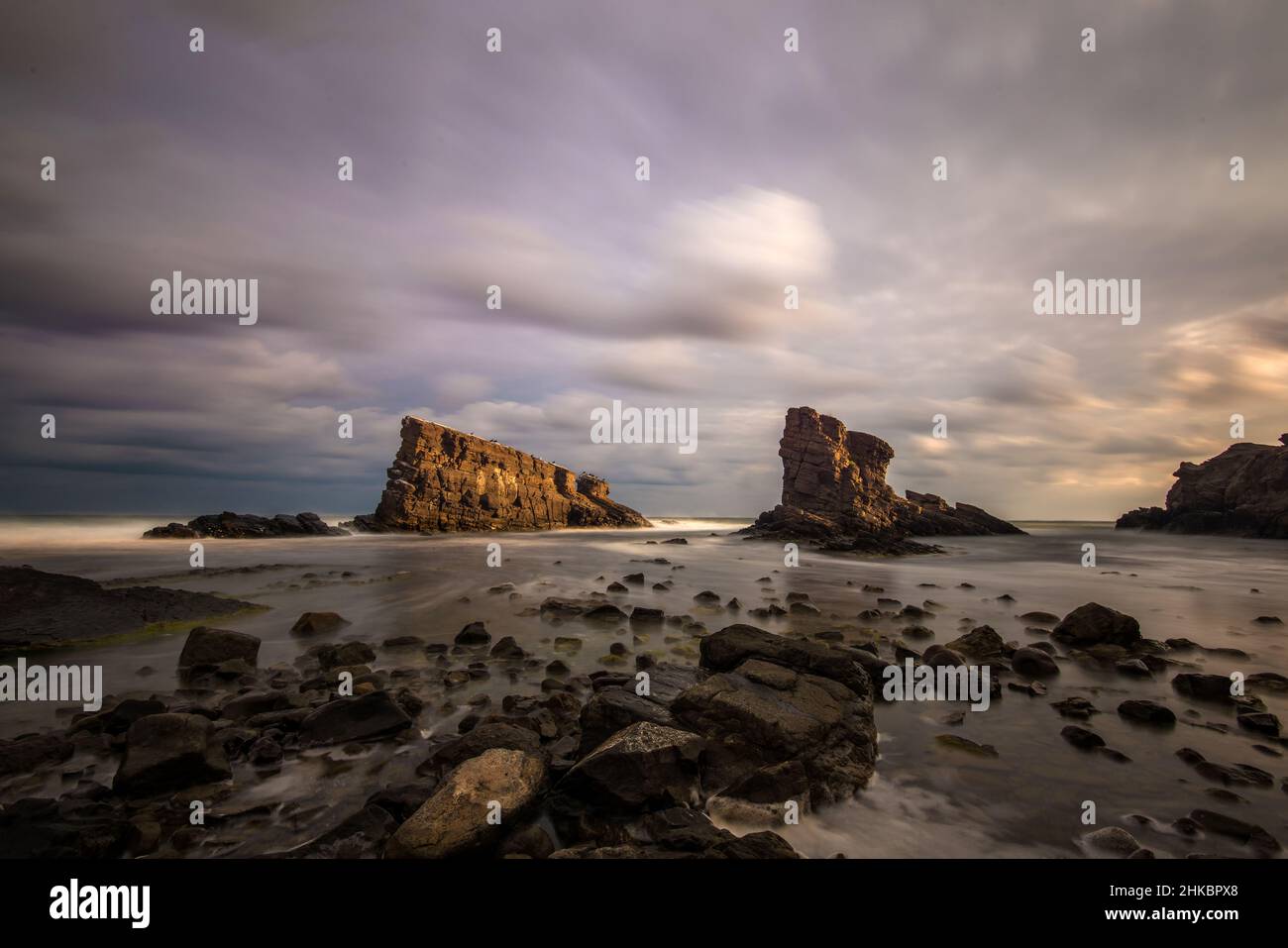 Seascape and magnificent dramatic sunrise over Rock formation Stock ...