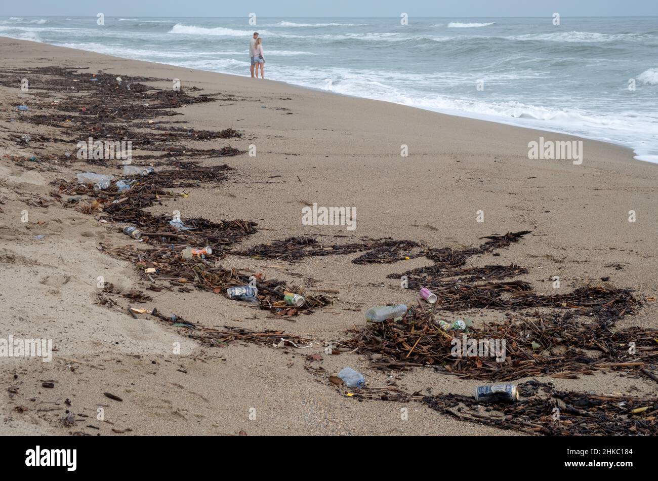 Pollution plage dechets mer mediterranee Stock Photo - Alamy
