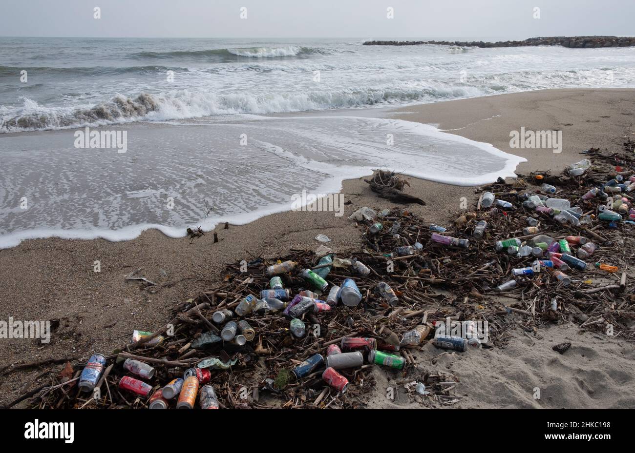 Pollution plage dechets mer mediterranee Stock Photo - Alamy