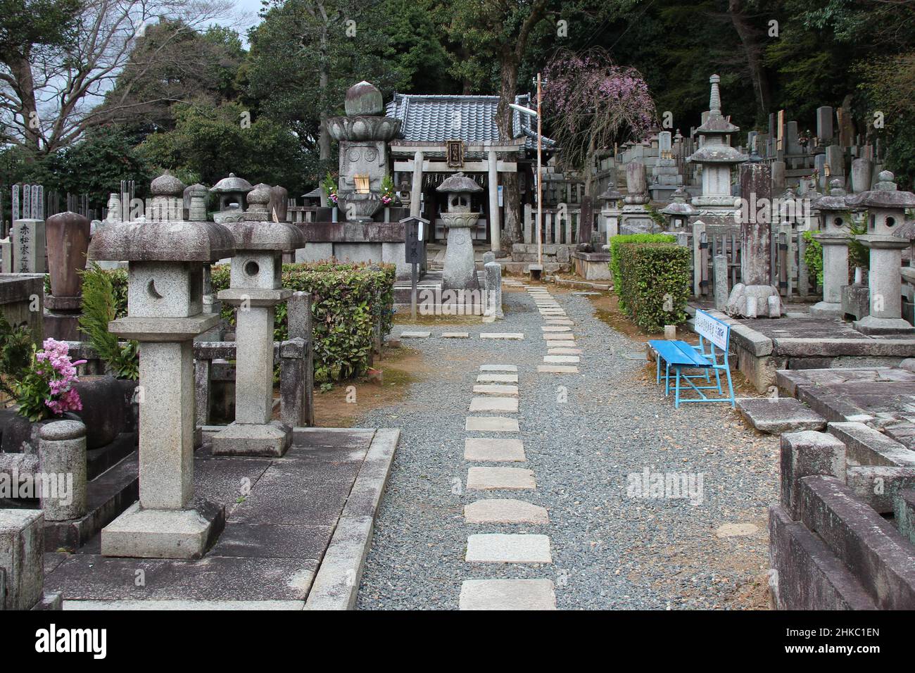Japanese cemetery graveyard temple hi-res stock photography and images ...