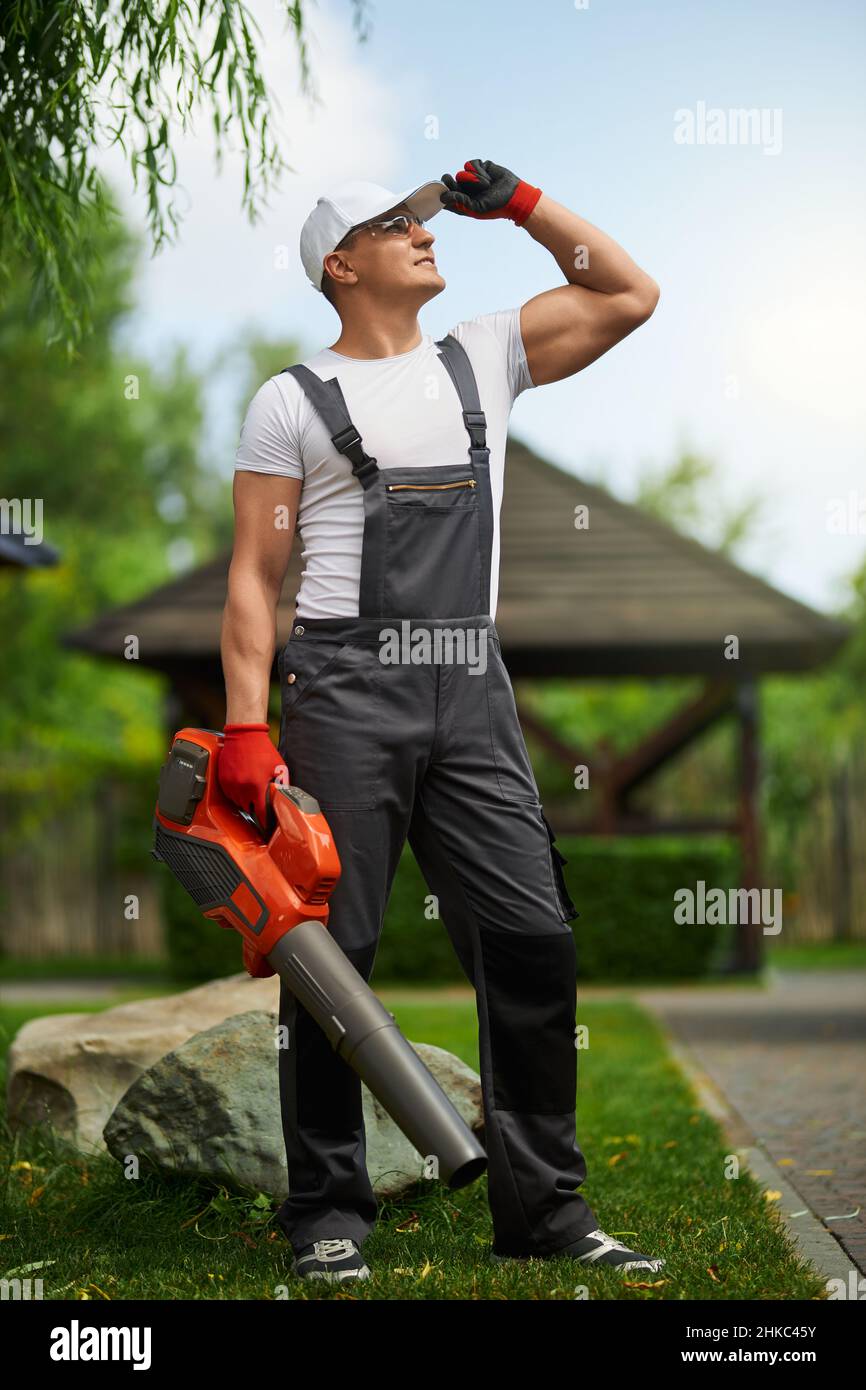 Male leaf blower hi-res stock photography and images - Alamy