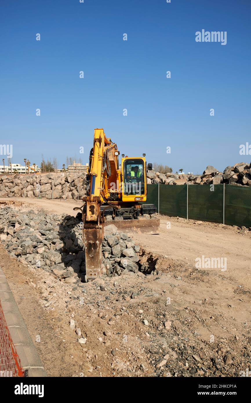 Breaking rocks hi-res stock photography and images - Alamy