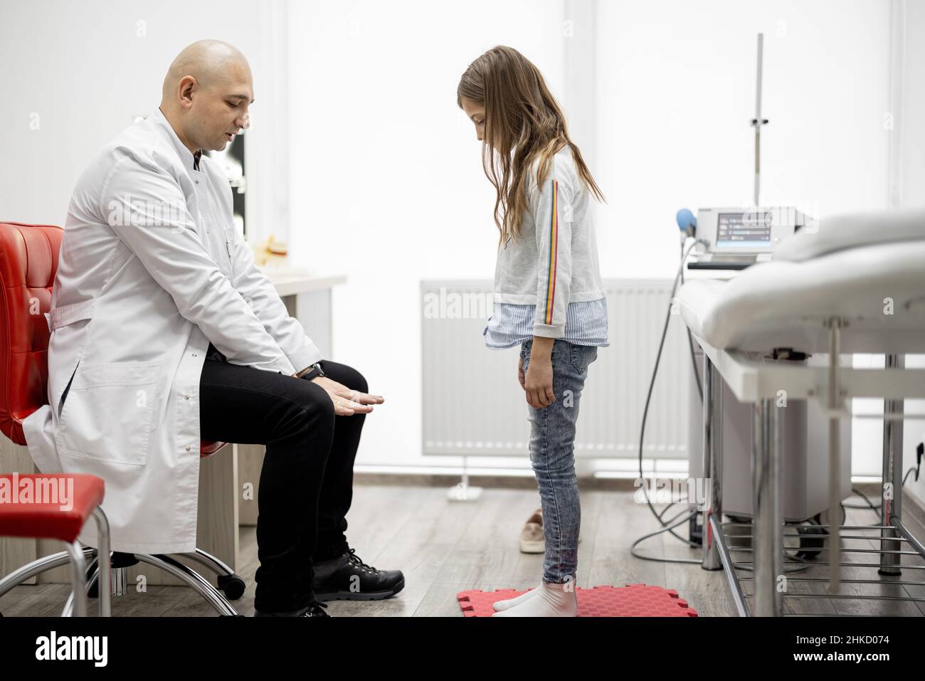 Child doctor spine exam hi-res stock photography and images - Alamy