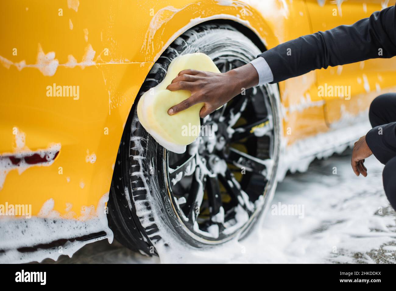 African man cleaning wheel hi-res stock photography and images - Alamy
