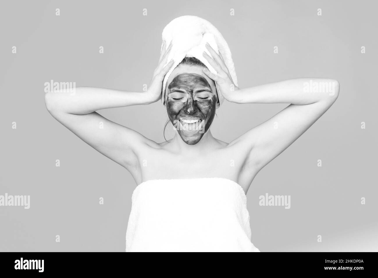 Beautiful woman with cosmetic mud facial procedure, spa health concept ...
