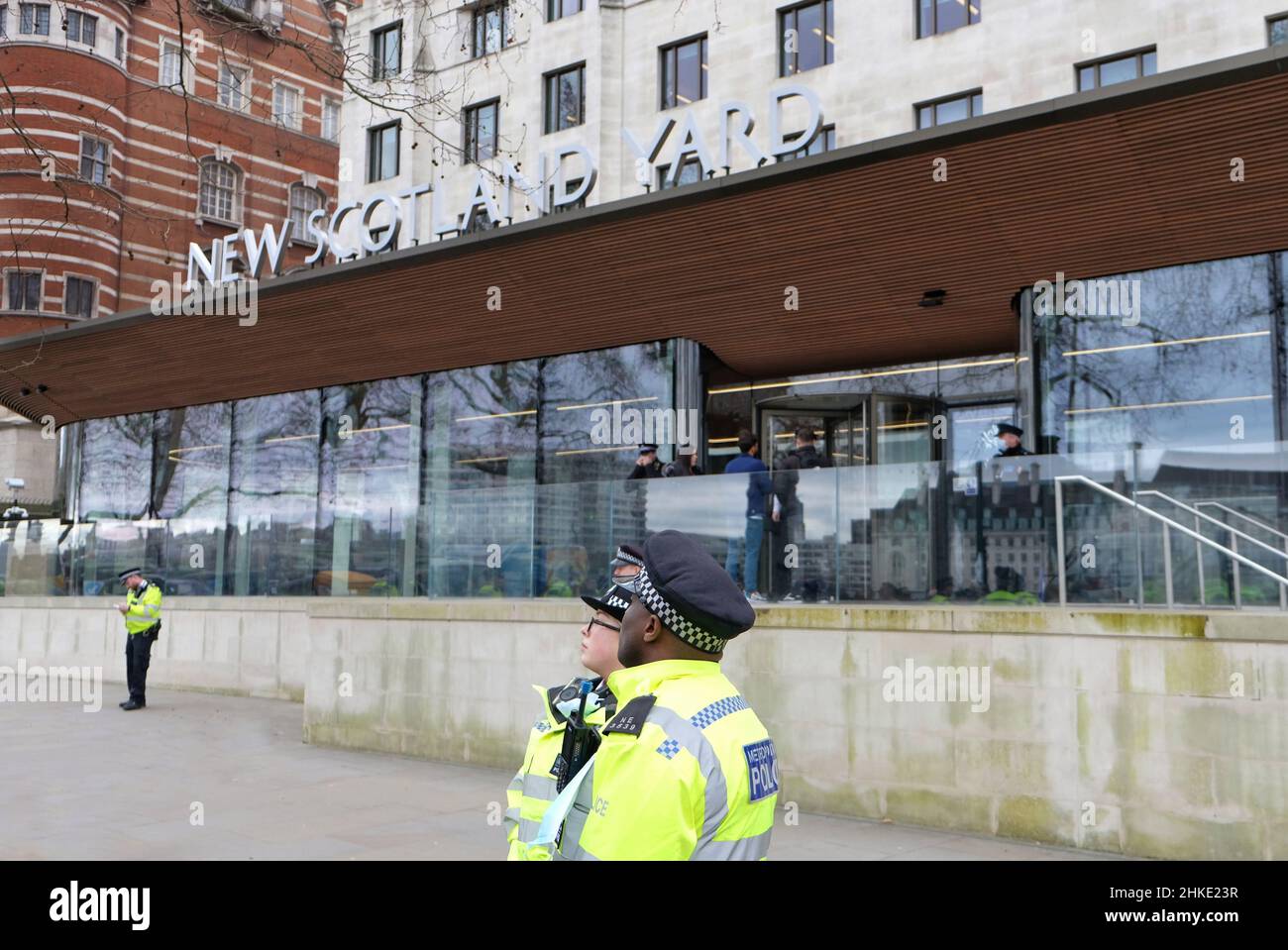 Police officers stand outside hi-res stock photography and images - Alamy