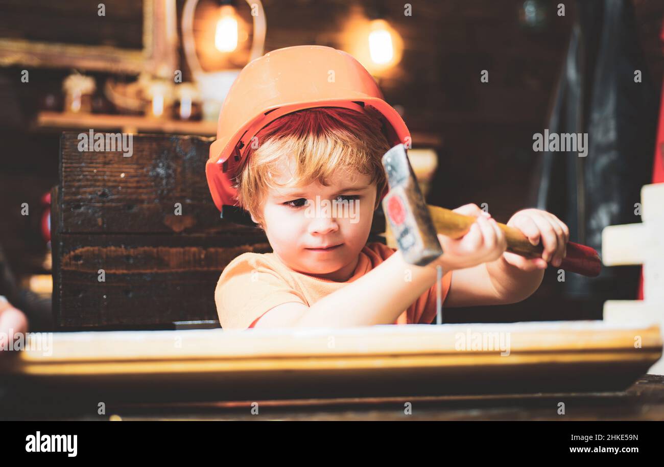 Hammer hitting a hard hat hi-res stock photography and images - Alamy