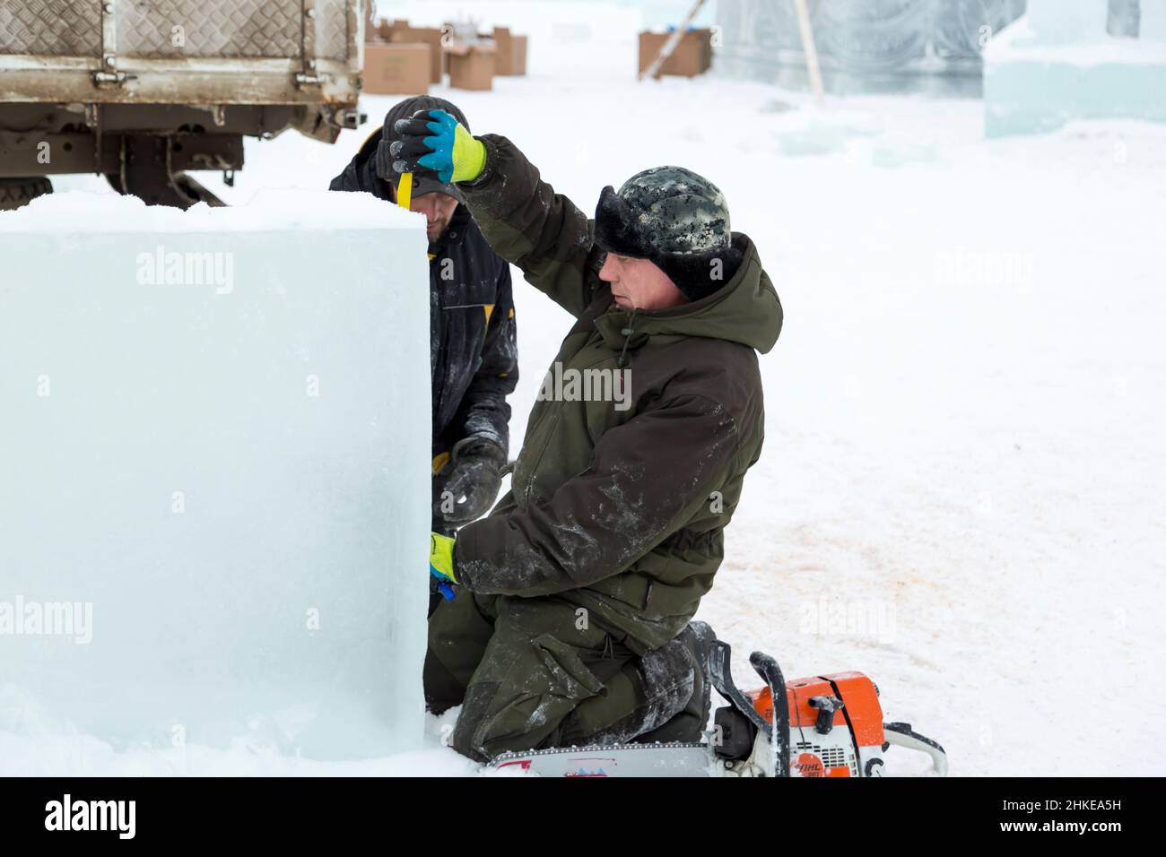 Workers installers mark the ice block on the assembly site of the ice ...