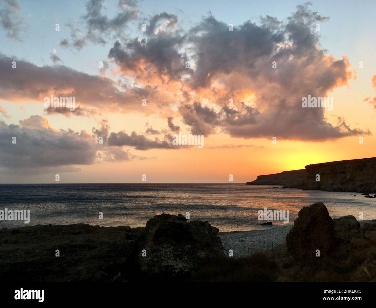 Mesmerizing view of a tranquil sea with a breathtaking sunset ...