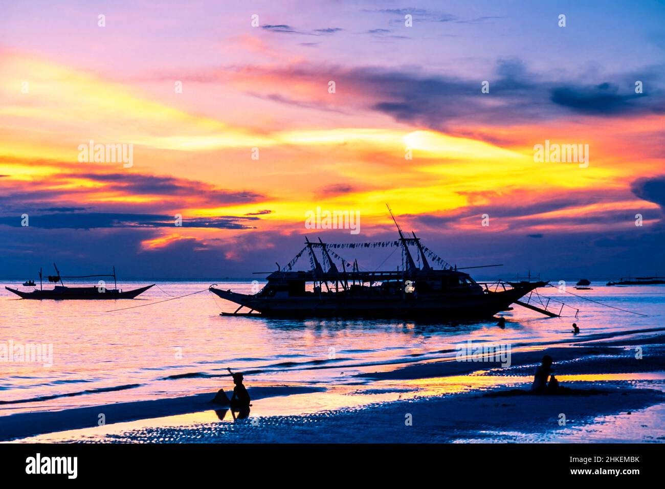 Boats at sunset, White Beach, Boracay, Aklan, Visayas, Philippines ...