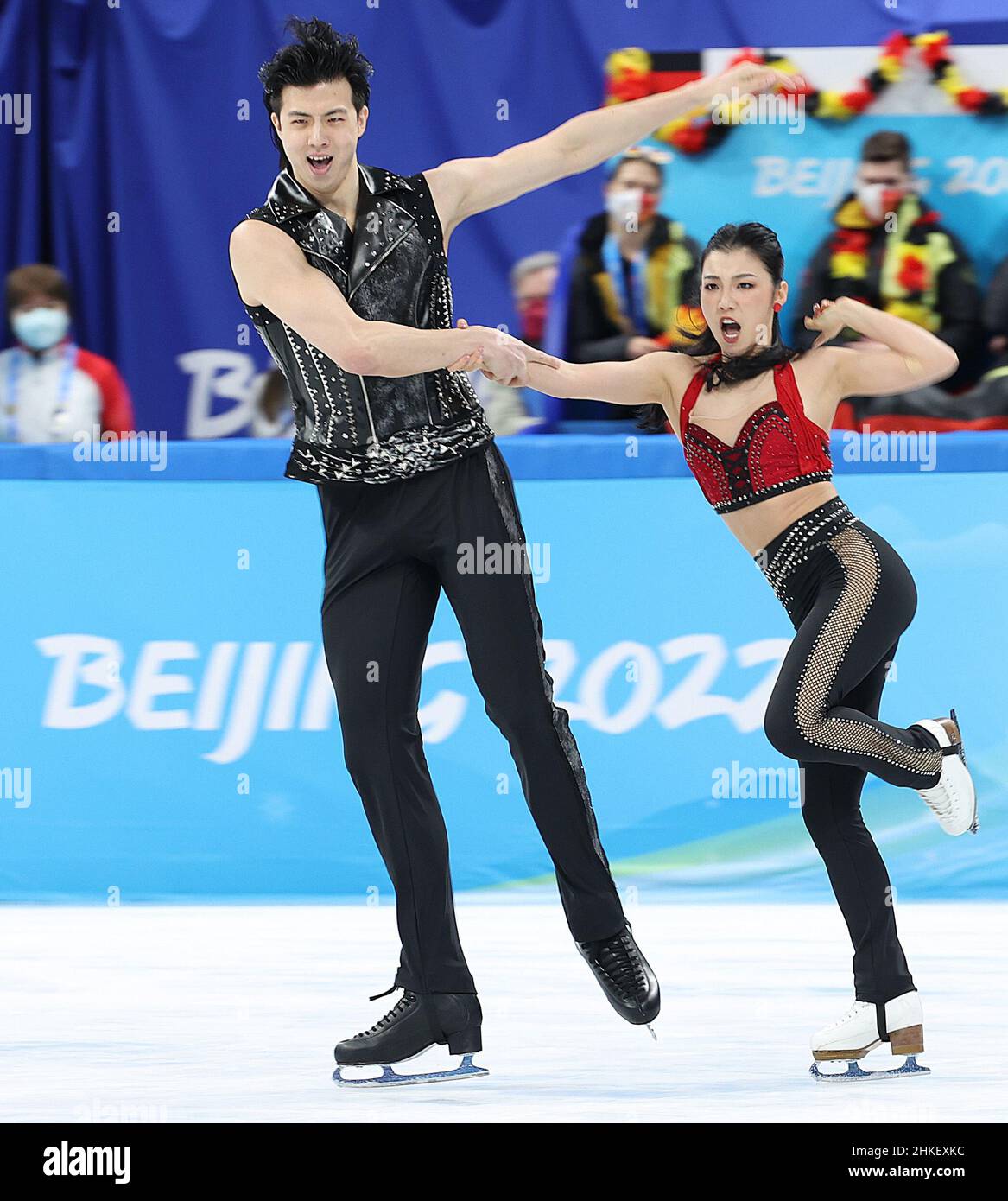 Beijing, China. 4th Feb, 2022. Wang Shiyue(R)/Liu Xinyu of China ...