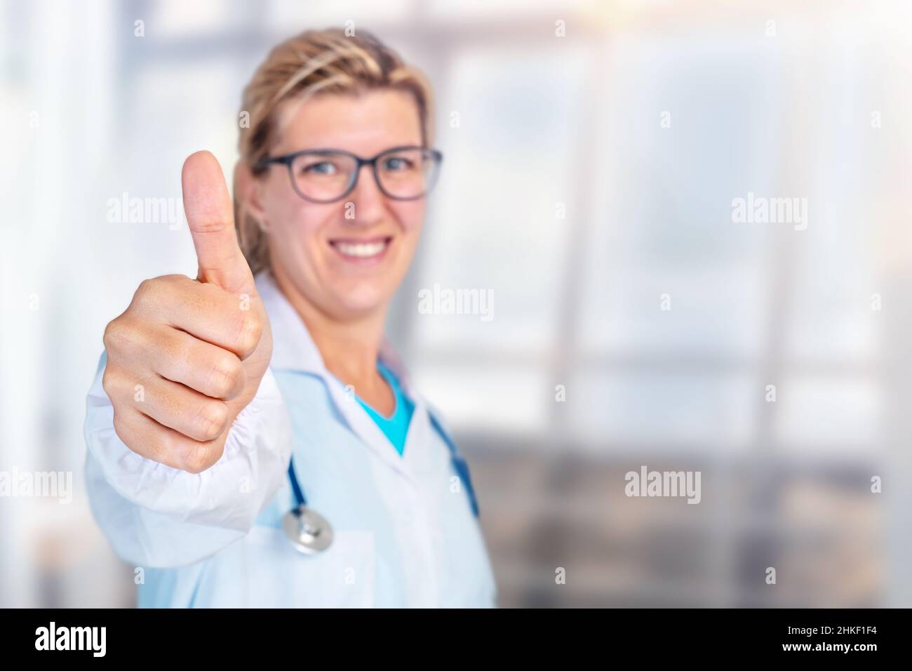 Doctor thumbs up hi-res stock photography and images - Alamy