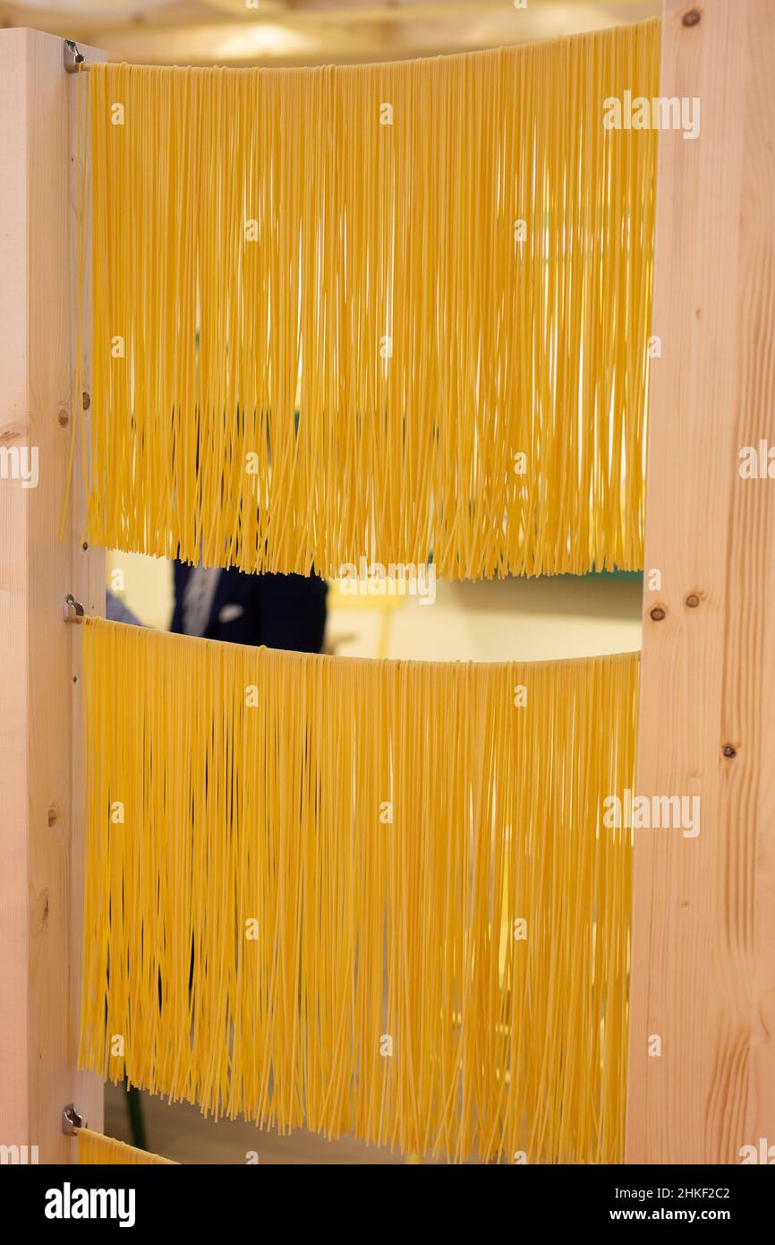 Vintage italian pasta making machine hi-res stock photography and ...