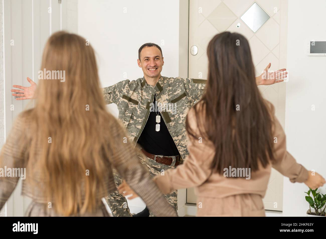 Portrait Of Soldier Returning Home With Family Stock Photo - Alamy