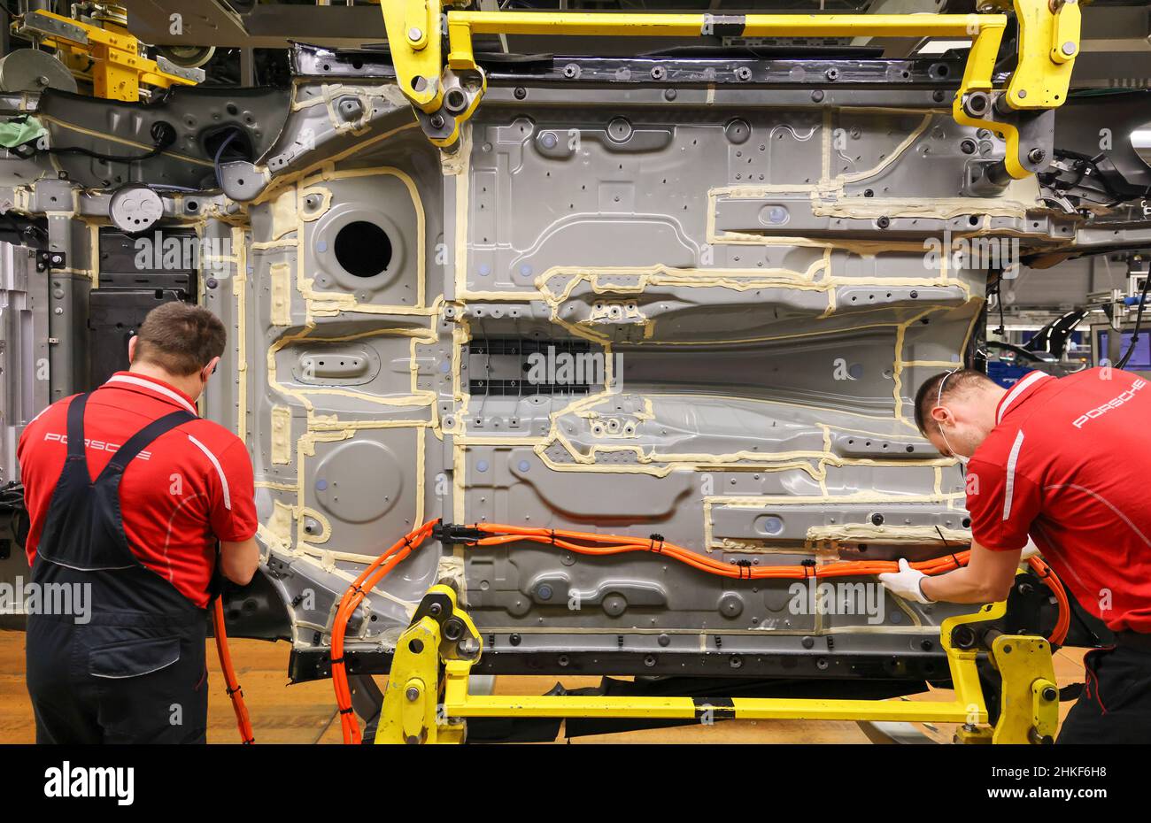 Rotary hanger underbody line hi-res stock photography and images - Alamy