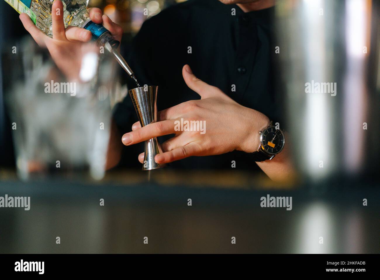 Pouring alcoholic beverage hi-res stock photography and images - Alamy