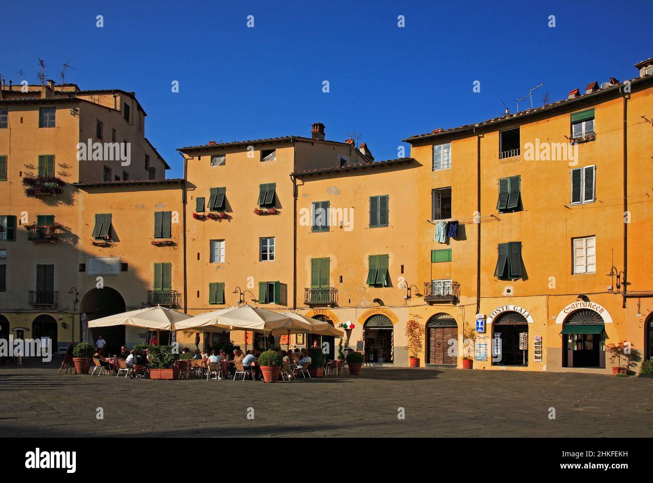 Piazza Anfiteatro, Lucca, Tuscany, Italy, Piazza dell'anfiteatro. The ...