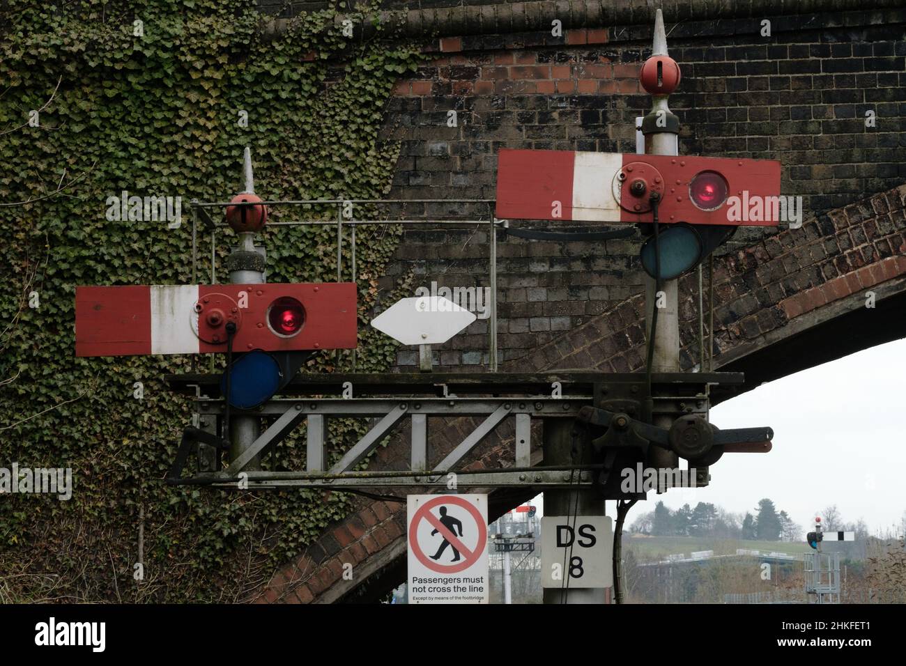 Pair of lower quadrant semaphore signals hi-res stock photography and ...