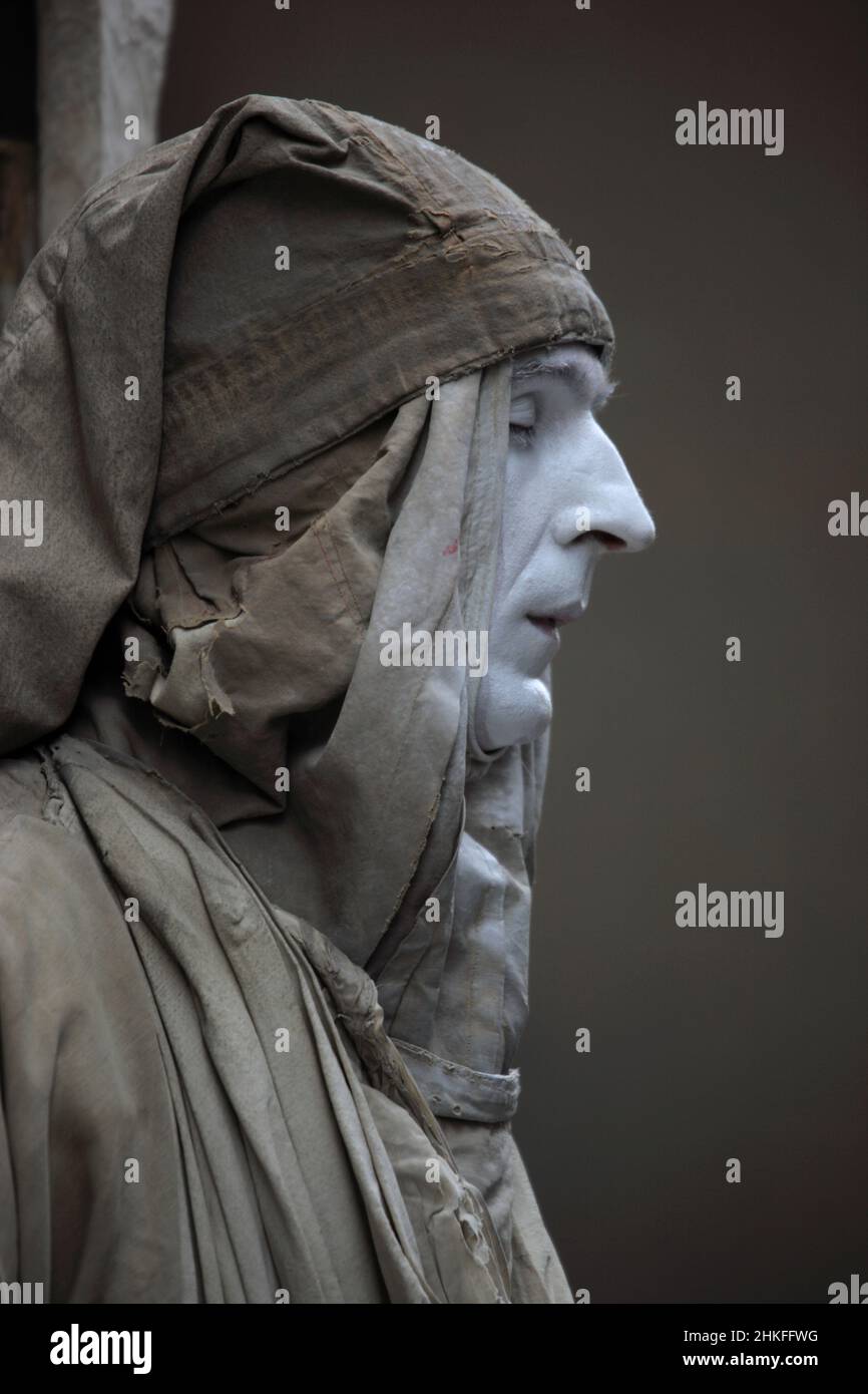 Street artist, pantomime, in the Galleria degli Uffizi, Firenze ...