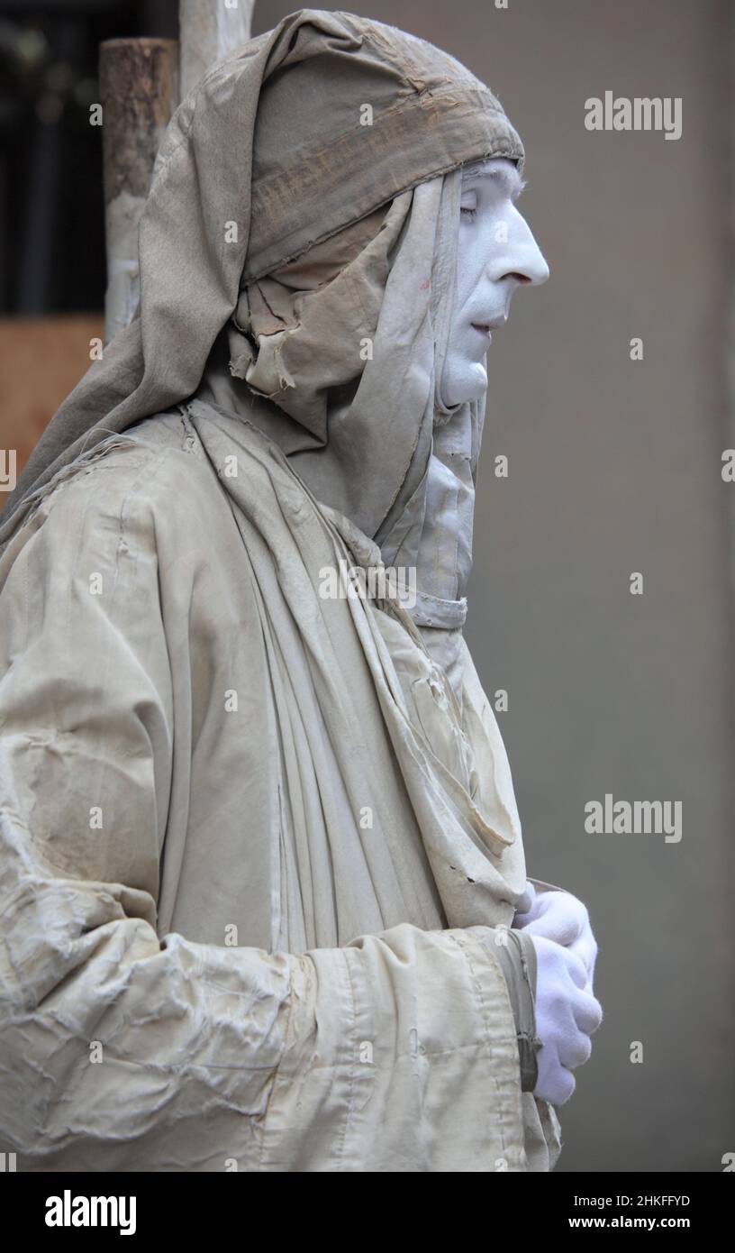 Street artist, pantomime, in the Galleria degli Uffizi, Firenze ...