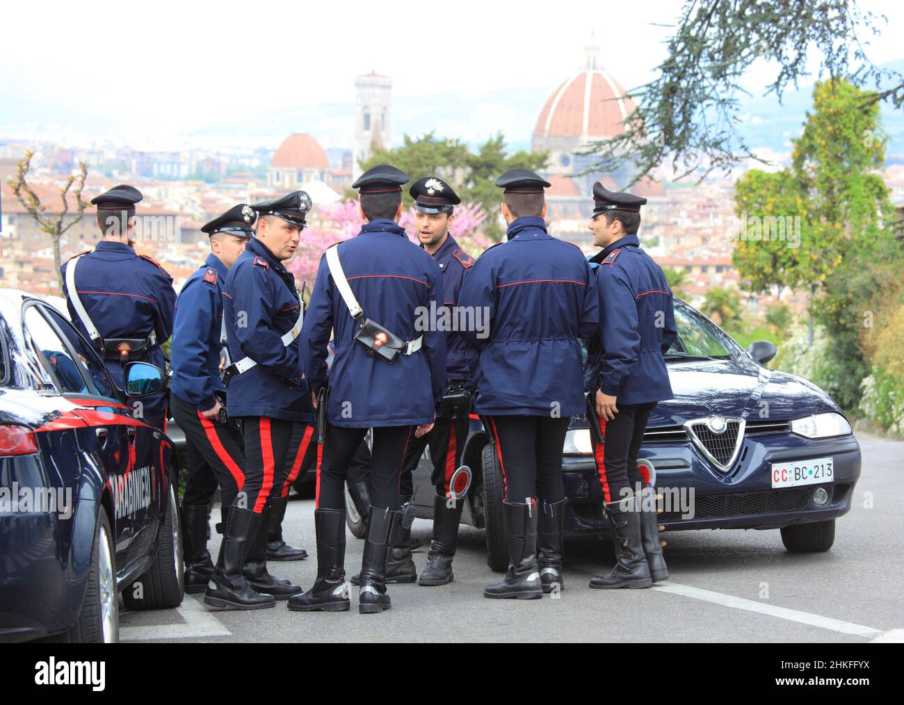 Italian Carabinieri policemen with your Alfa Romeos, here in Firenze ...