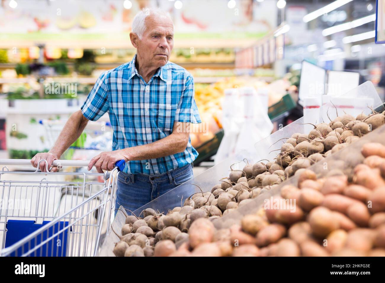 Choosing potato hi-res stock photography and images - Alamy