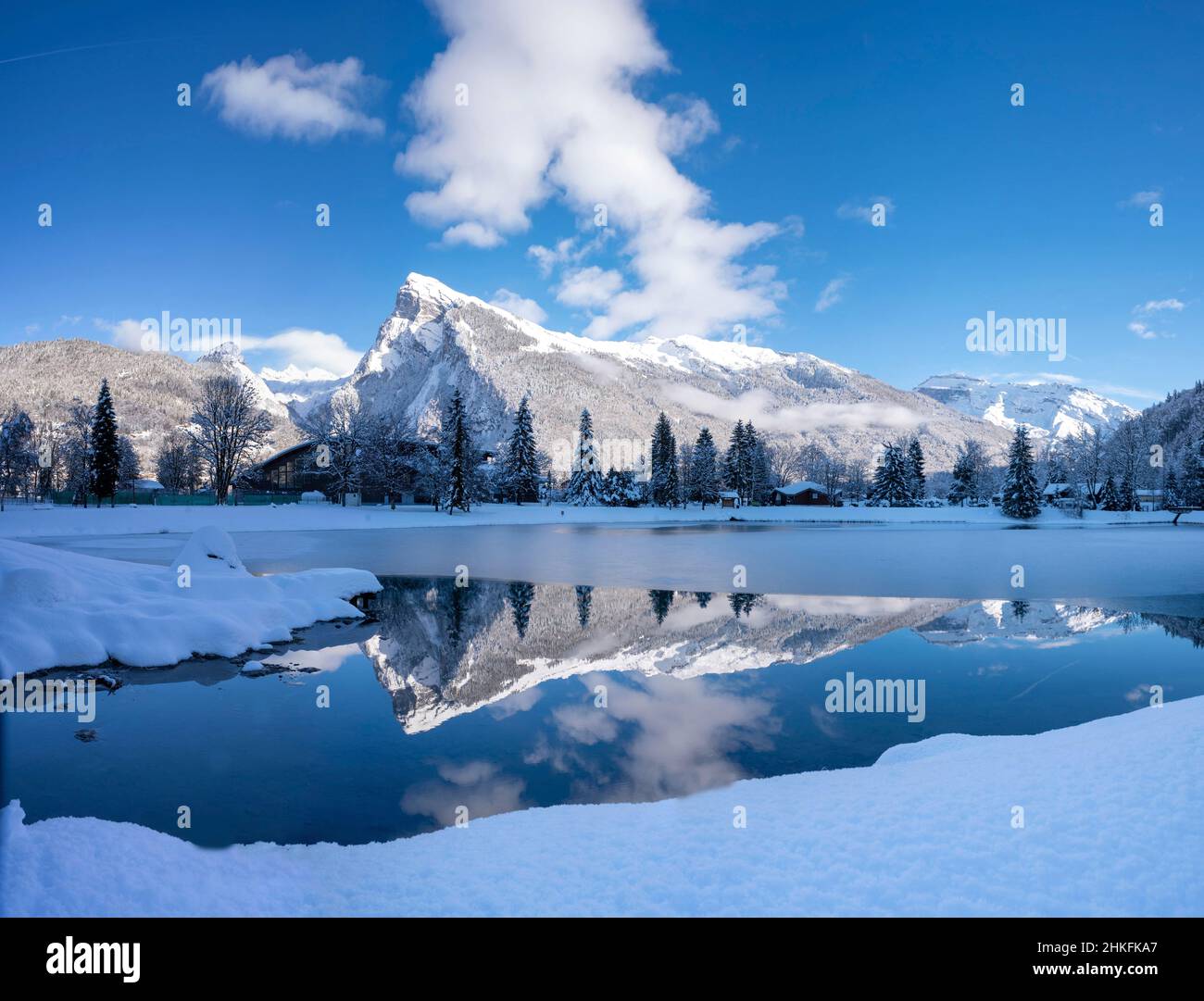 France, Haute-Savoie (74), Samoëns, view of the village from the lake ...
