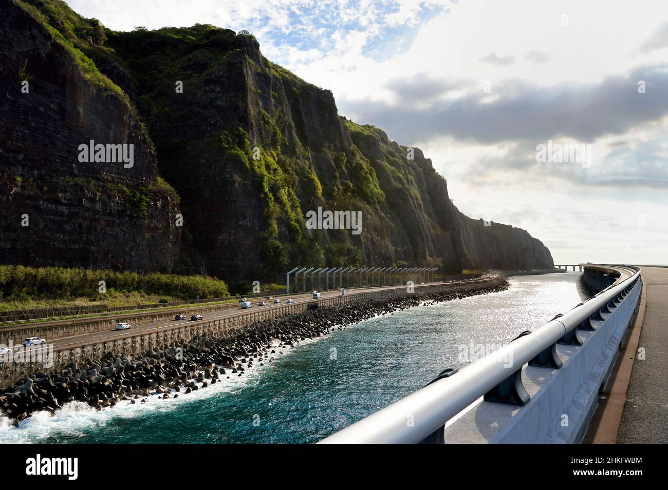 Rockfall on highway hi-res stock photography and images - Alamy