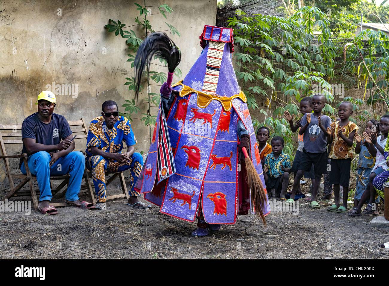 Benin, Dassa, ceremonie et danse vaudou des revenants Egoun Gun Stock ...