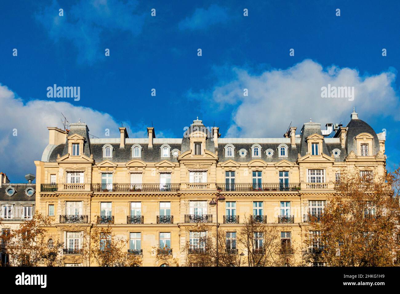 Haussmannian building hi-res stock photography and images - Alamy