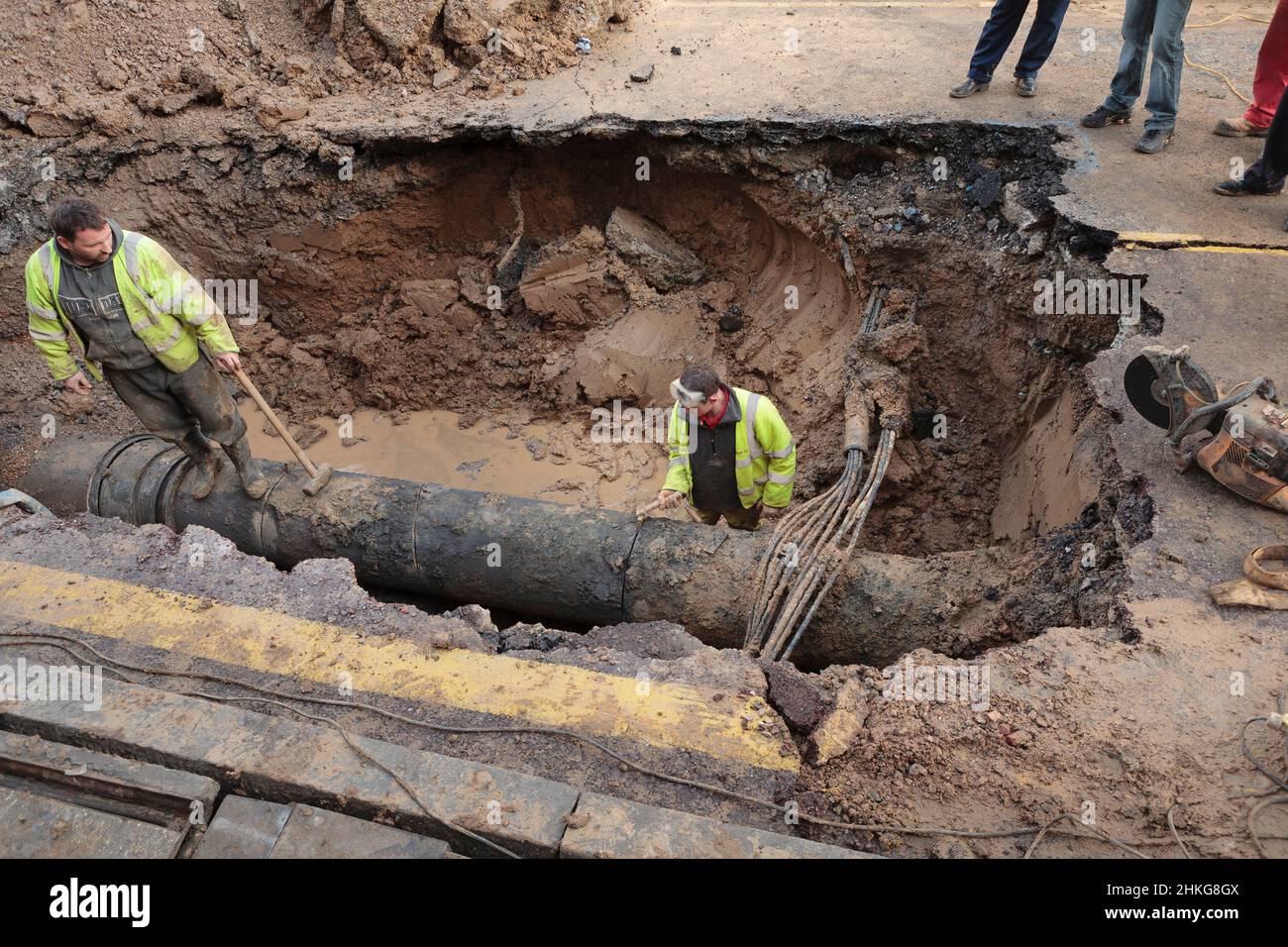 Water engineers work to repair a large Thames water main which broke at ...
