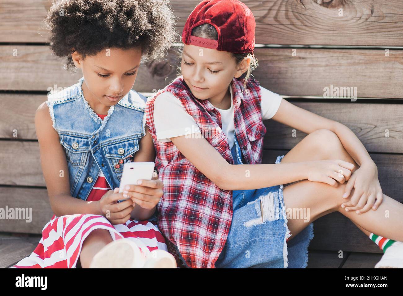 School kids using mobile phone hi-res stock photography and images - Alamy