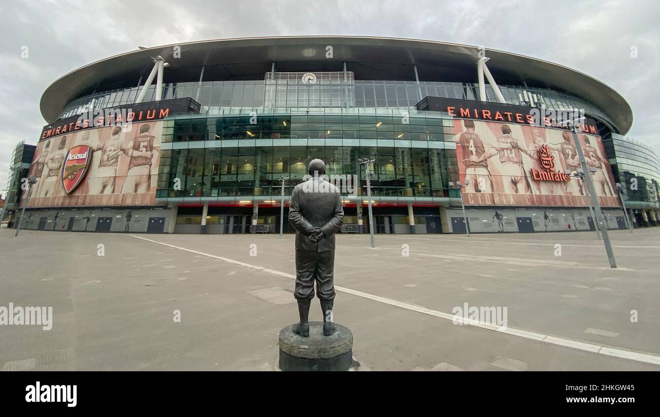 Emirates stadium arsenal statue hi-res stock photography and images - Alamy