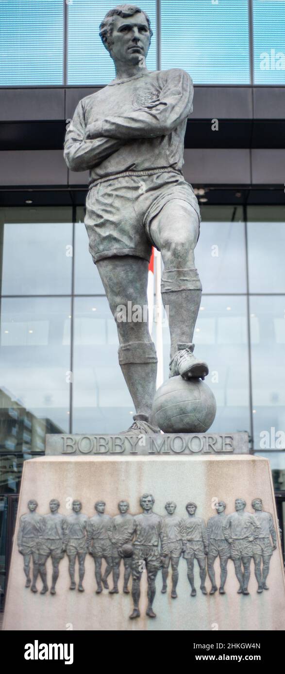 Bobby moore statue wembley hi-res stock photography and images - Alamy