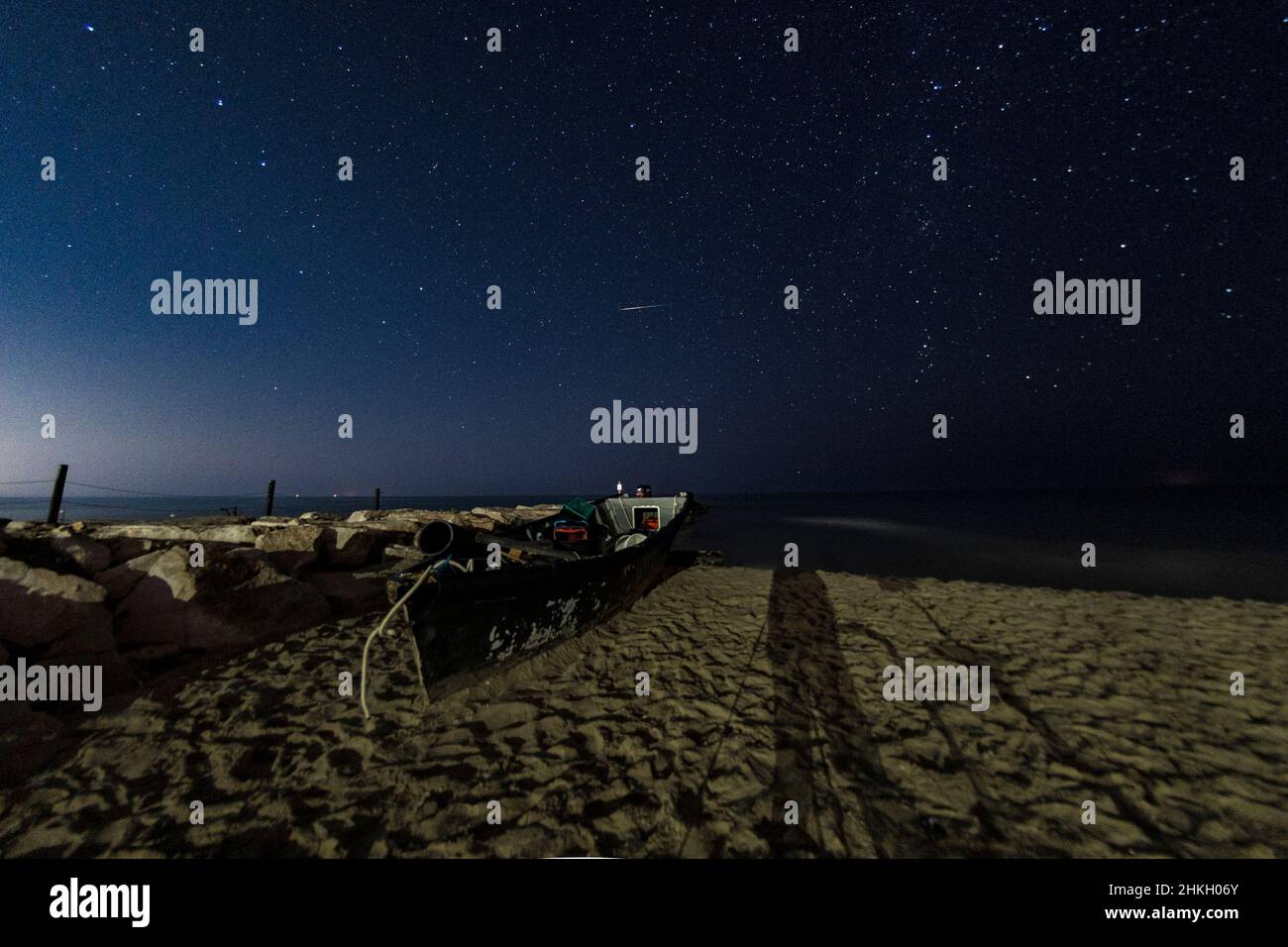 Starry night sky at sea hi-res stock photography and images - Alamy