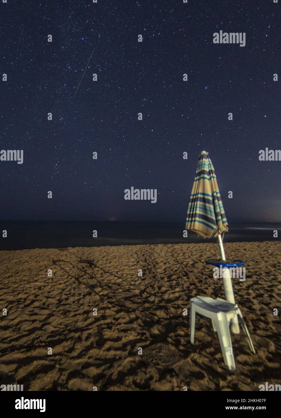 Beach and sea at night with starry sky Stock Photo - Alamy