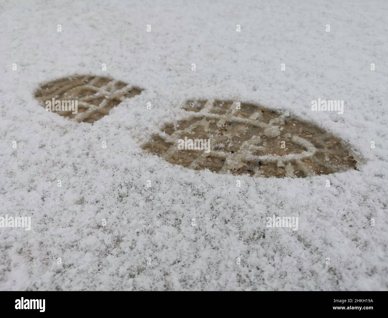 Shoe print with profile in snow Stock Photo - Alamy