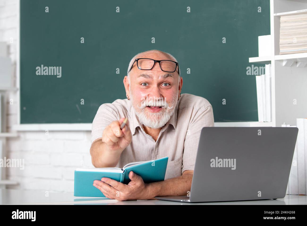Excited senior teacher lecturer greeting students at workshop ...